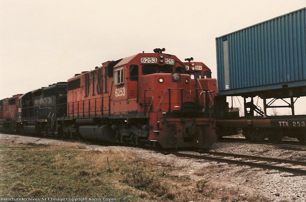 GTW 6253 leads train 476 past a waiting 473